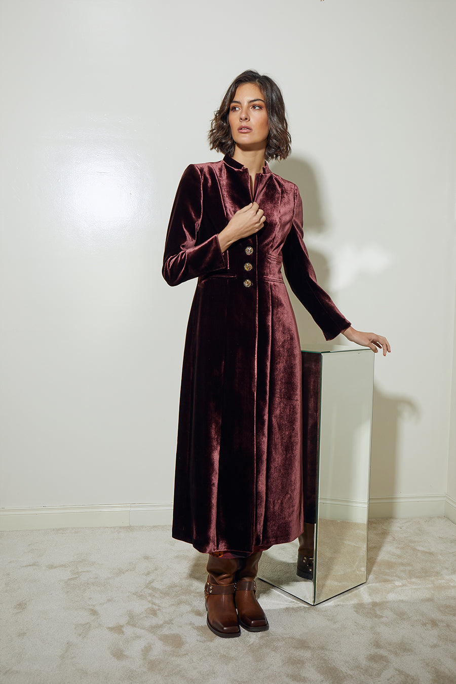 LEVITA TERCIOPELO SEDA LARGA 3 BOTONES CUELLO MAO BURDEOS – Marisa Aracil