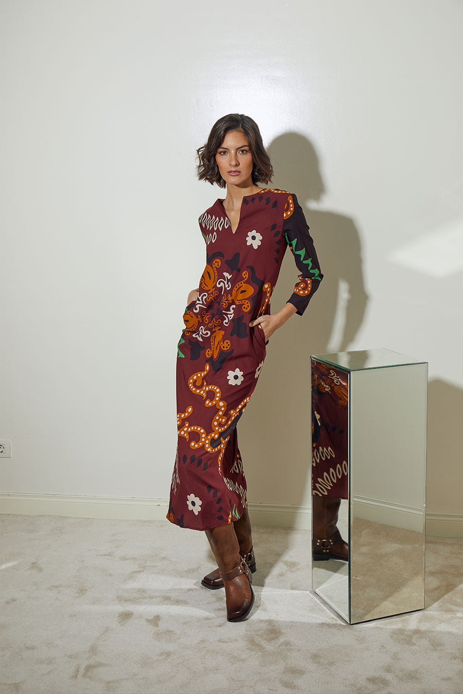 VESTIDO CUELLO LAGRIMA Y MANGA LARGA GRANATE – Marisa Aracil